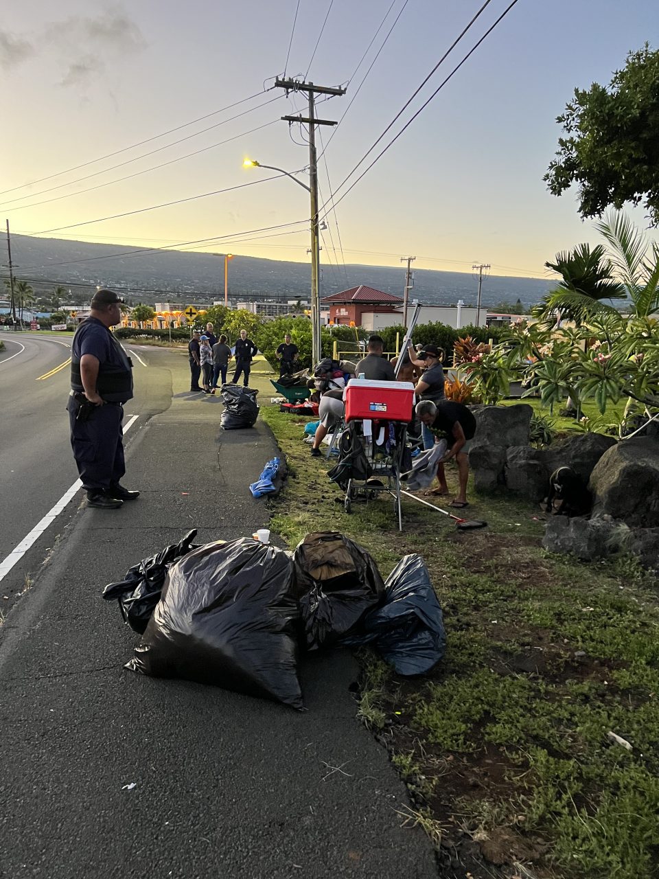 Kona Police Remove Homeless Camps From County Aquatic Center - Honolulu Civil Beat