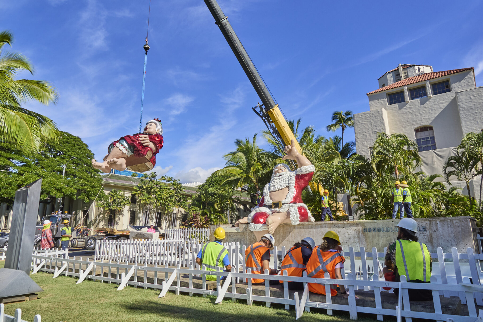 Shootz! Shaka Santa And Tutu Mele Show Up Early For The City Lights ...