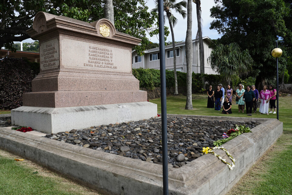 Shootz! Shaka Santa And Tutu Mele Show Up Early For The City Lights ...