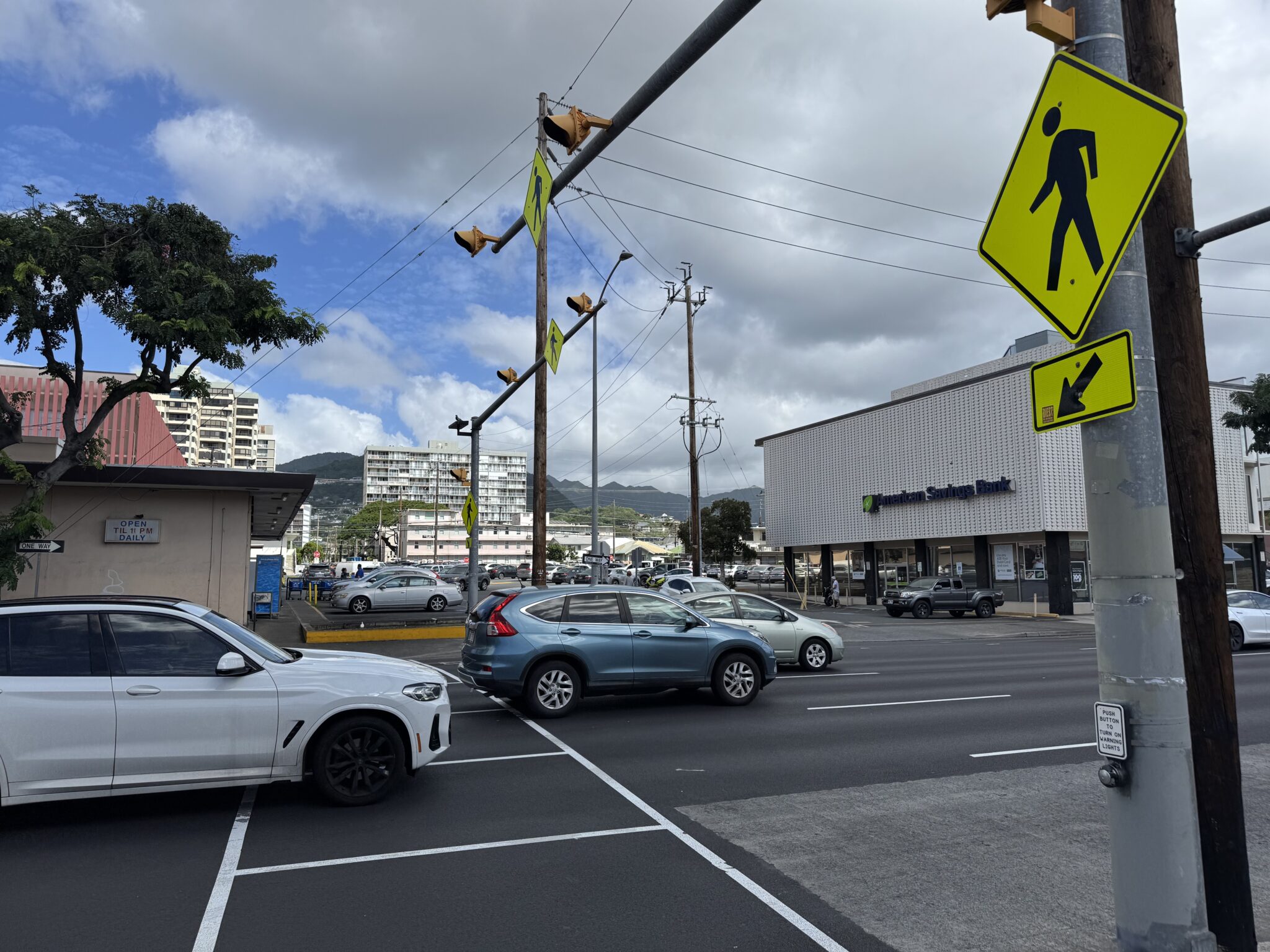 Flashing Crosswalk Broken For Months On A Busy Road - Honolulu Civil Beat